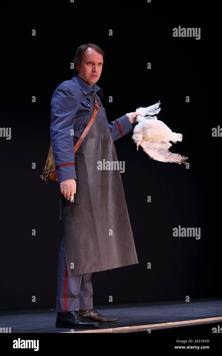 Michael Pietsch als Sten, Puppenspiel während der Fotoprobe für das ...