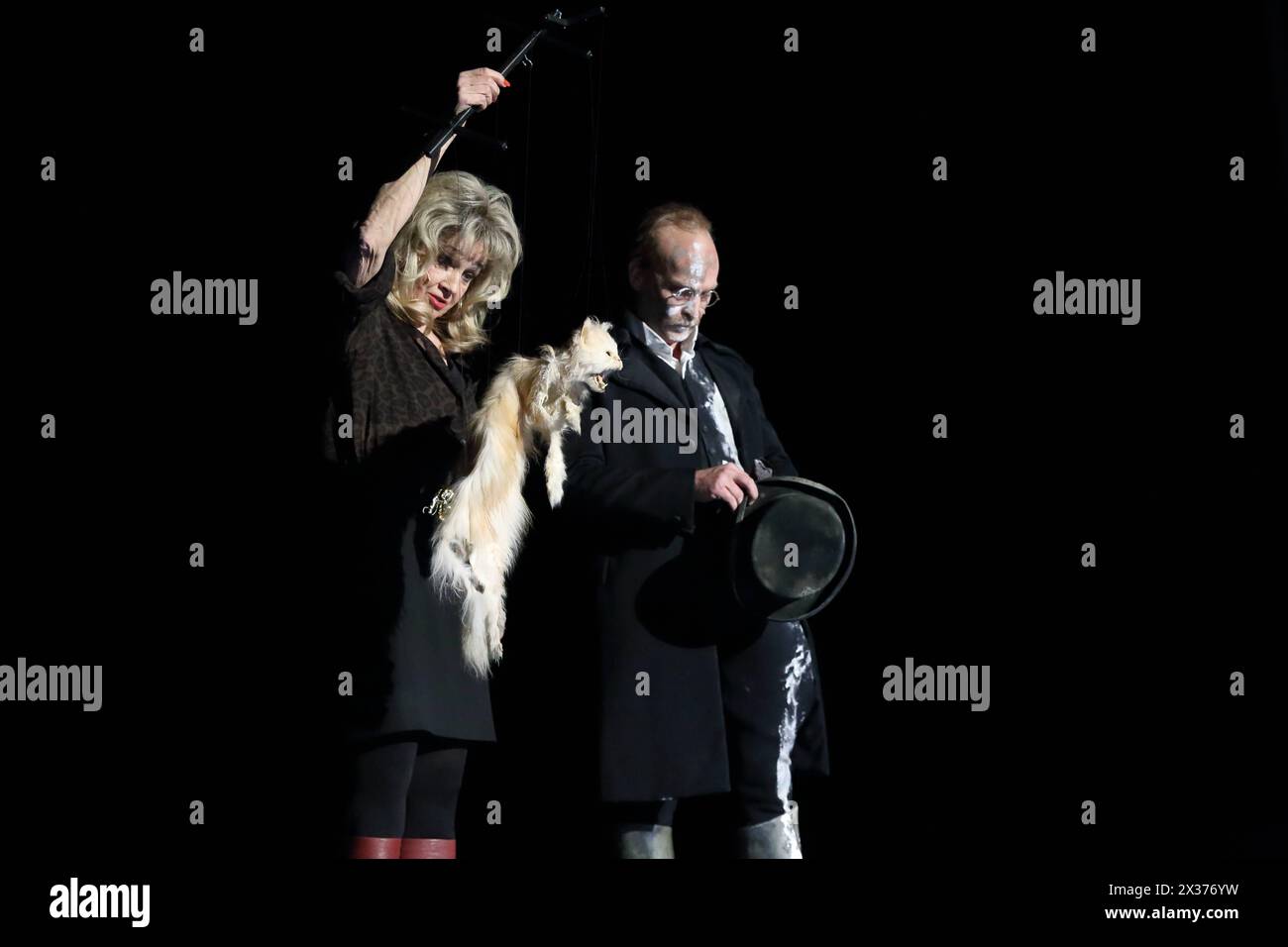 Almut Zilcher als Trine Jahns und Manuel Harder als Hauke Haien während ...