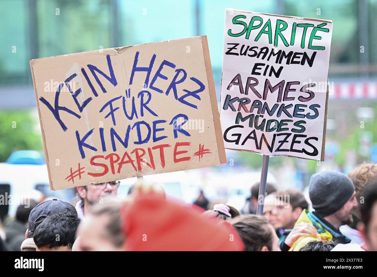Berlin, Germany. 25th Apr, 2024. "No heart for children #Sparité" and ...