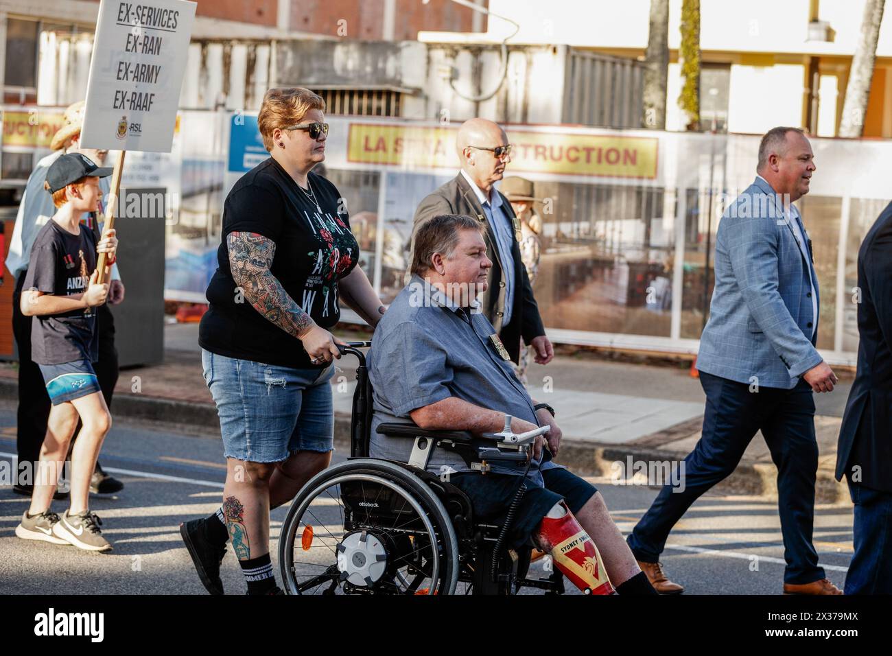 Retired service people take part in the ANZAC Day march along the ...