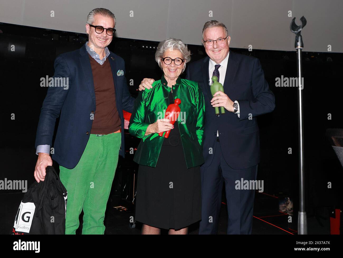 Hamburg v.L. Airport Gallery Inhaber Anaisio Guedes,Hannelore Lay und ...