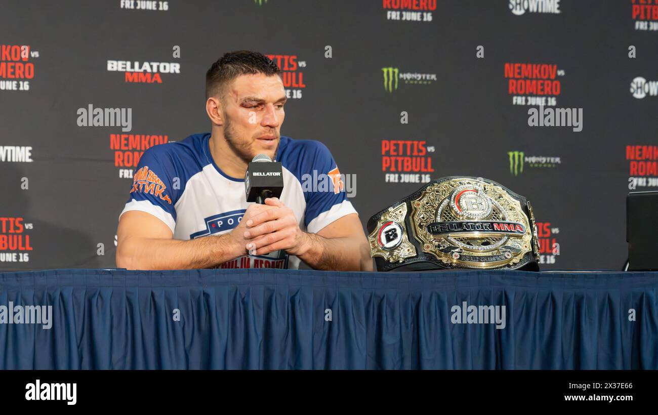 Bellator strike hi-res stock photography and images - Alamy