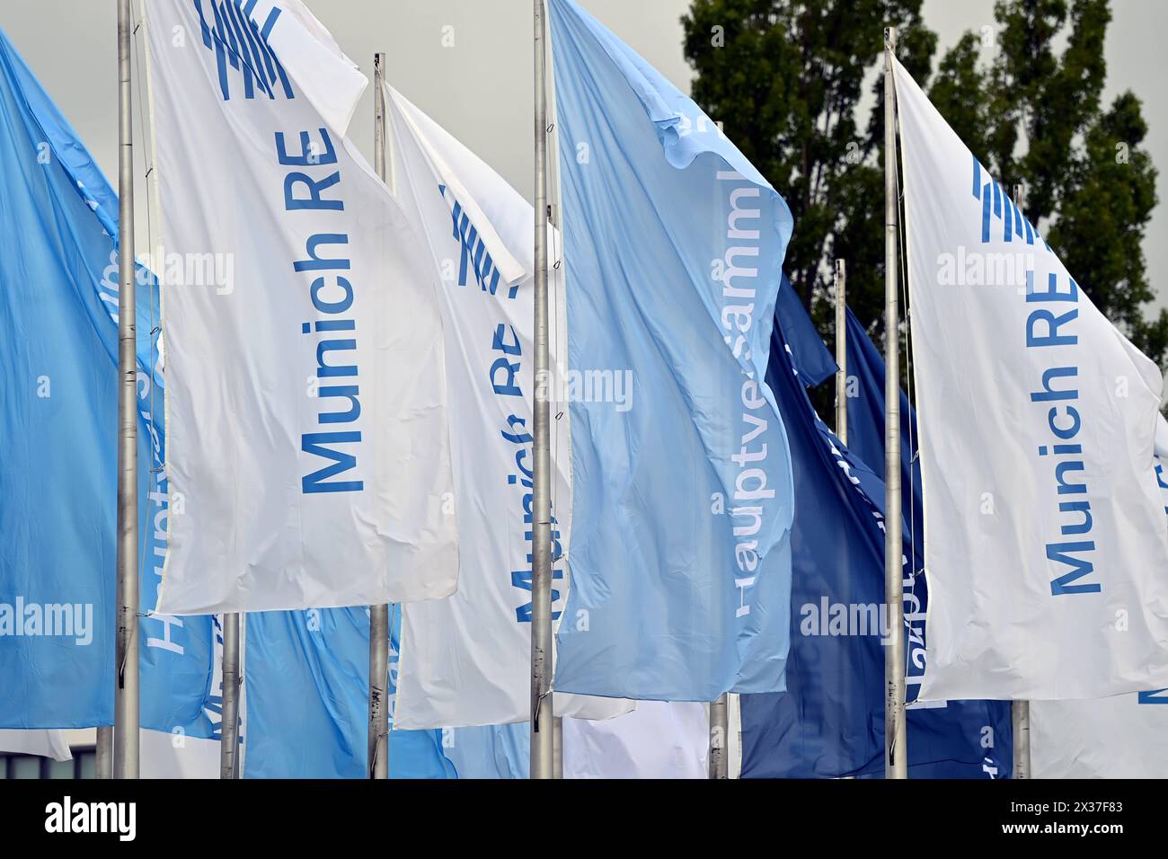 Flaggen,Fahnen wehen im Wind. Munich Re Hauptversammlung 2024 am 25.04. ...