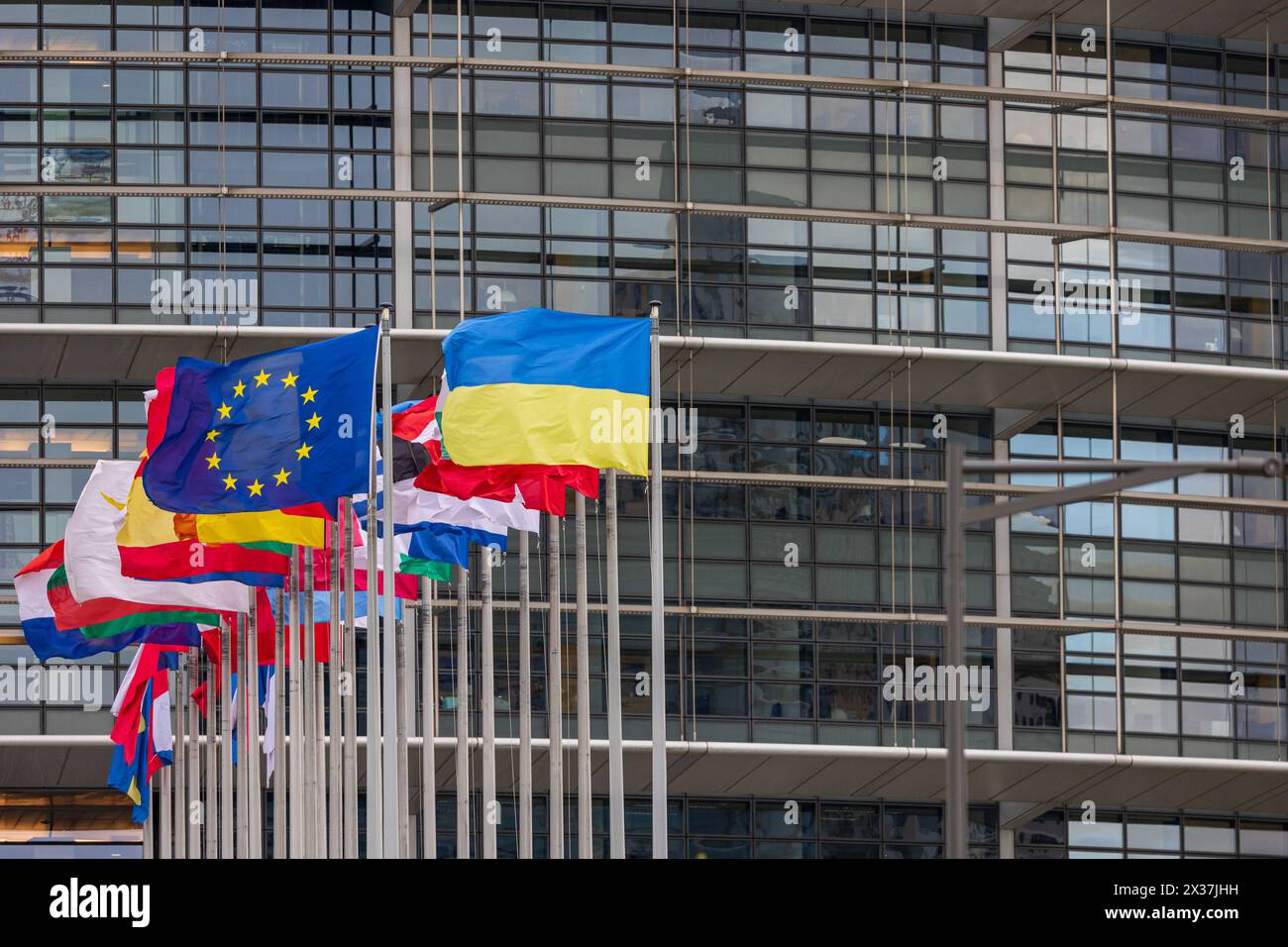 Europawahl 2024 Symbolbild: Die Fahnen der europäischen ...