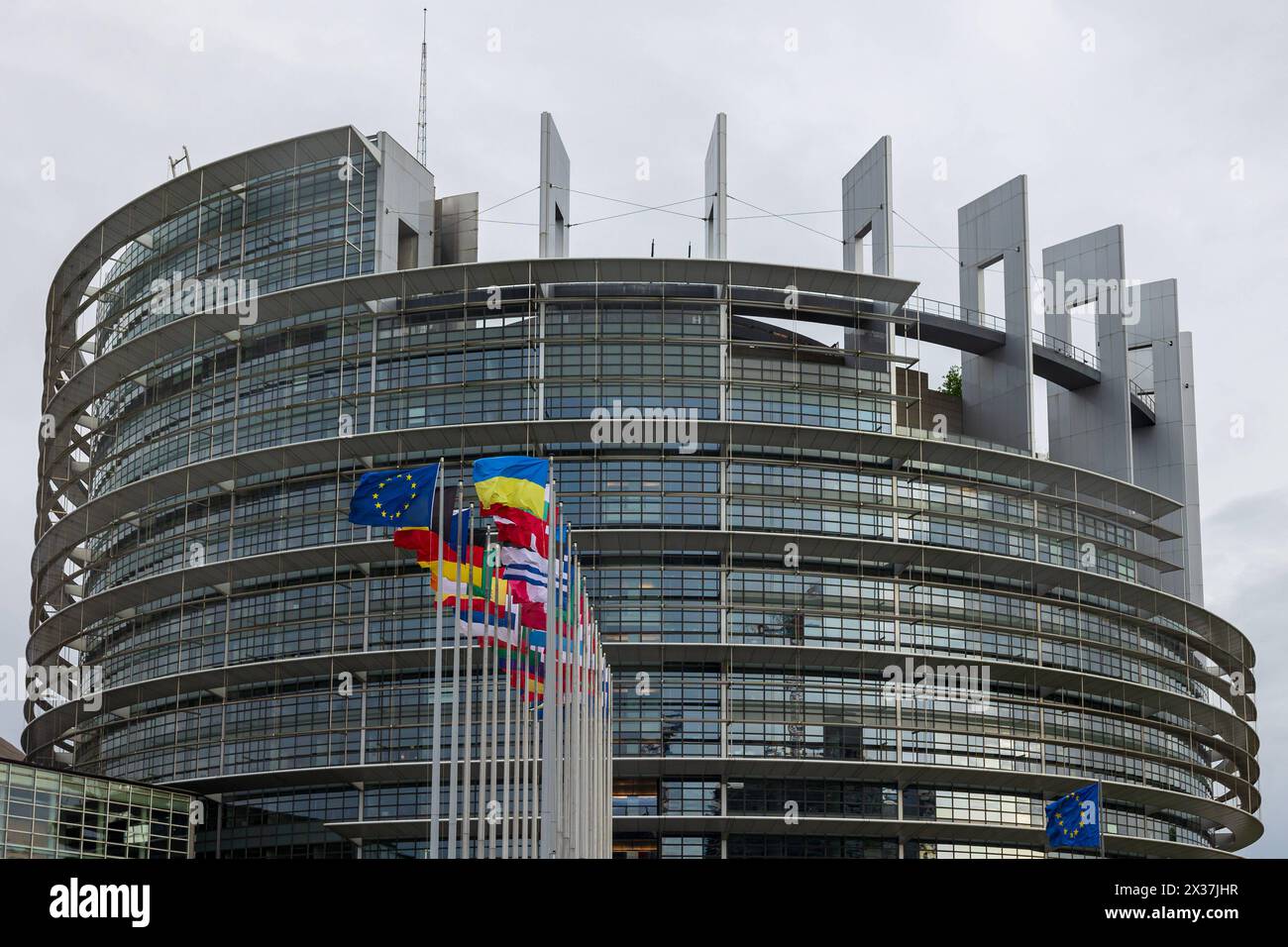 Europawahl 2024 Symbolbild: Die Fahnen der europäischen ...