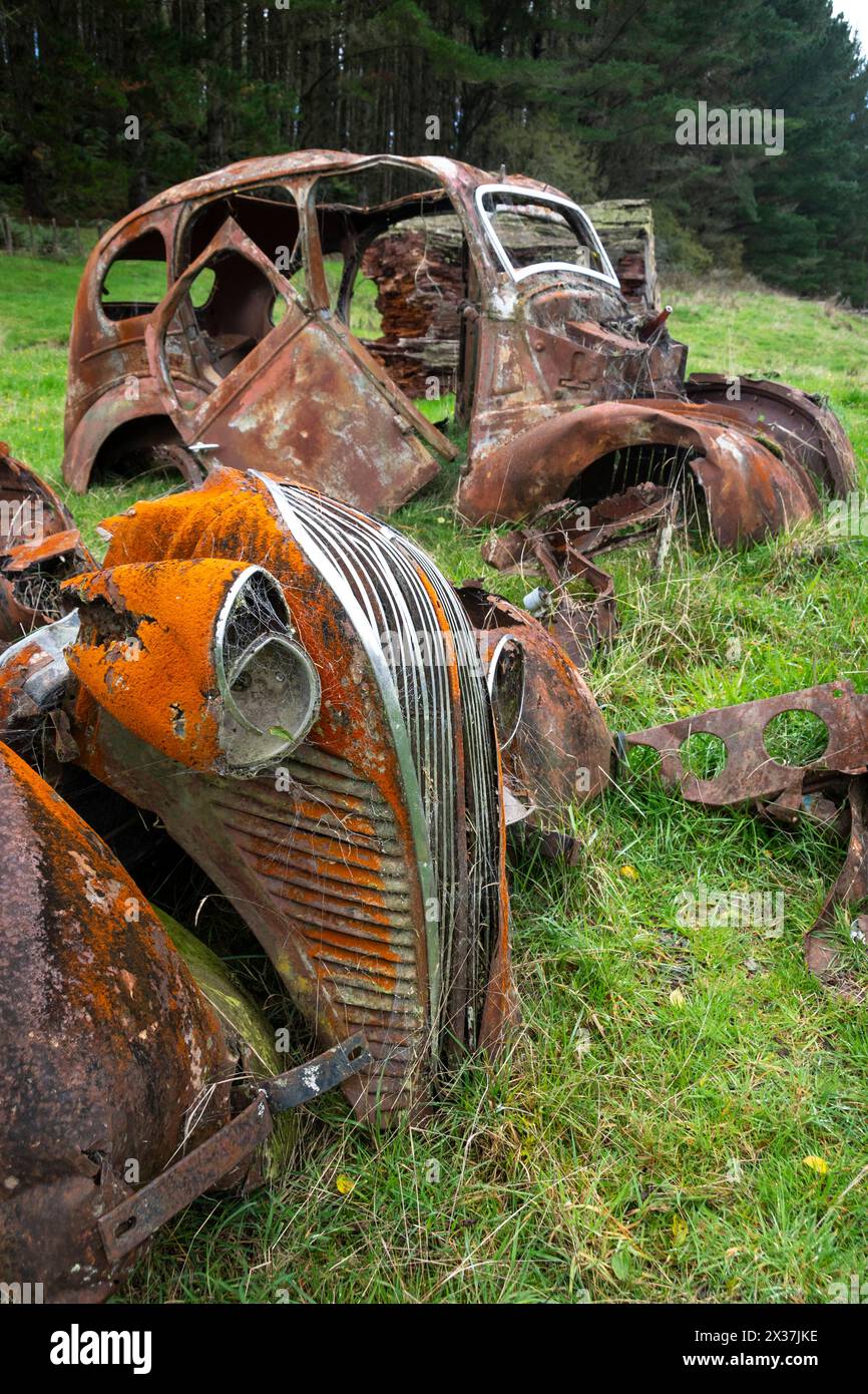 Old rusty car hi-res stock photography and images - Alamy