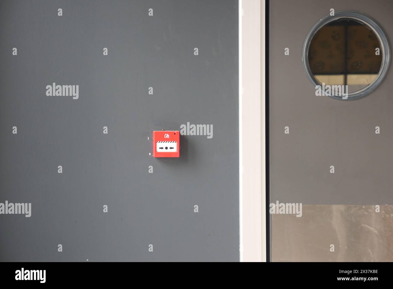 Red fire alarm button on wall Stock Photo - Alamy