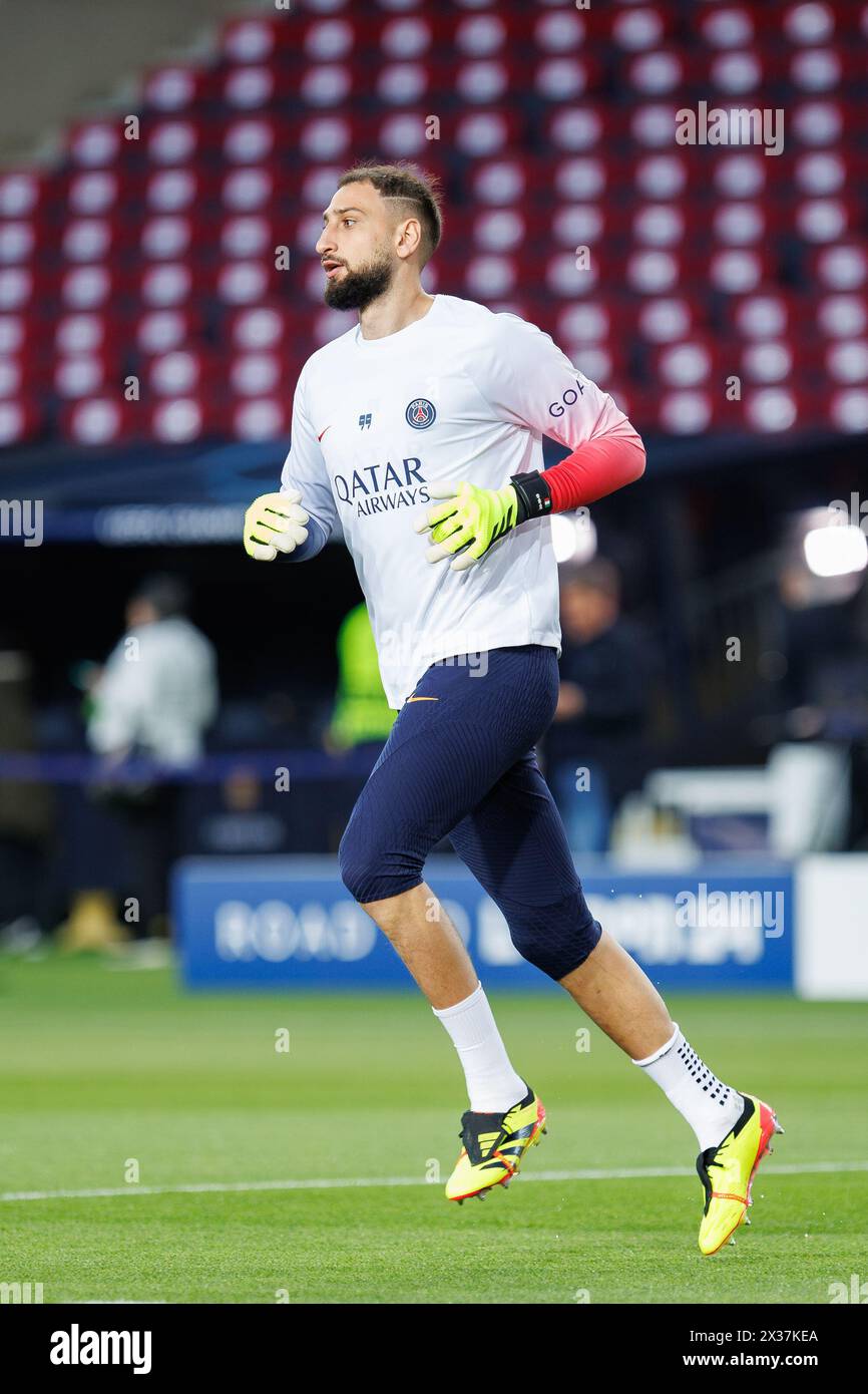 Barcelona, Spain. 16th Apr, 2024. Donnarumma warms up prior to the Uefa Champions League match ...