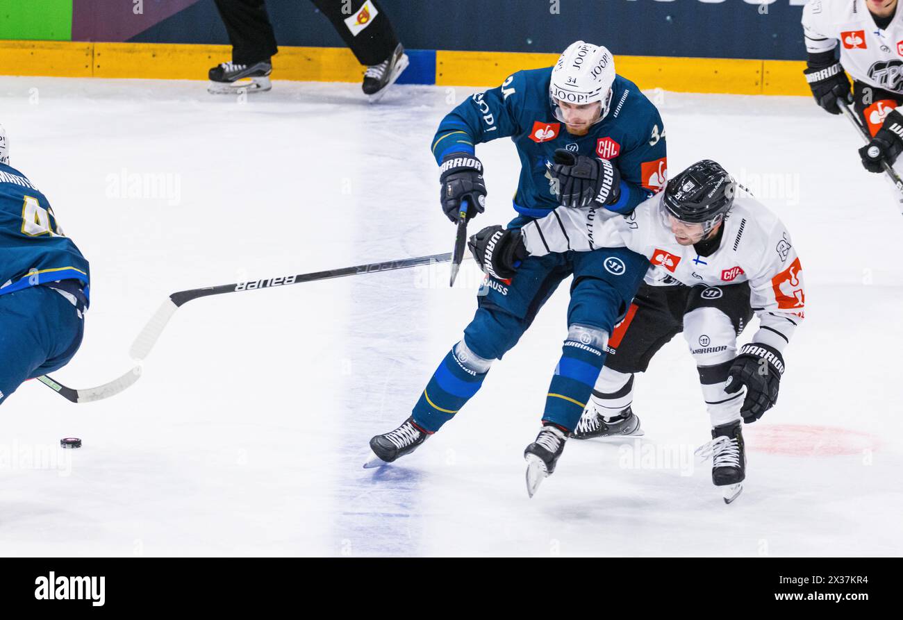 Zweikampf zwischen dem Zuger #9 Brian O'Neill und dem Turku Stürmer #21 ...