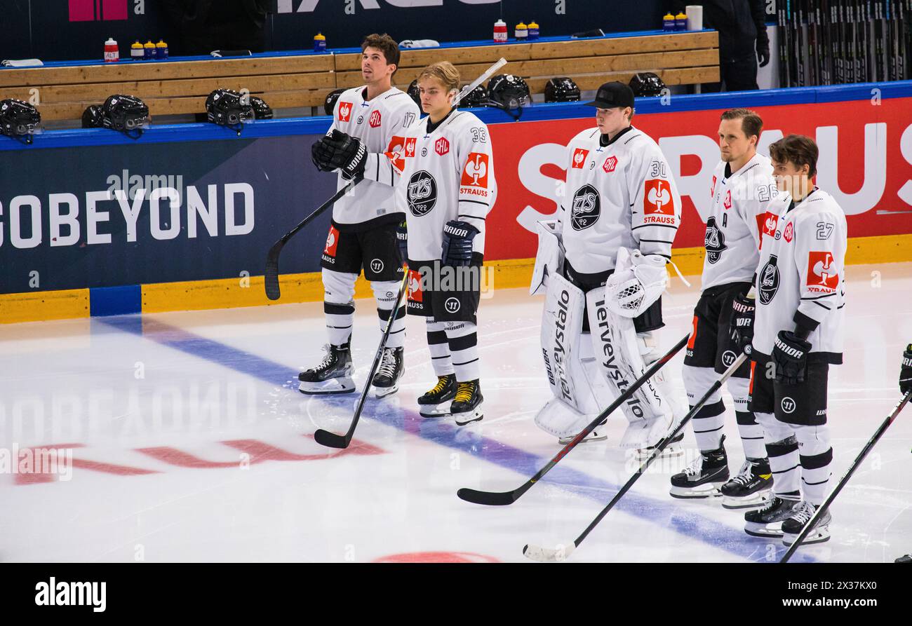 Die Spieler von TPS Turku während den Nationalhymnen vor dem Champions ...