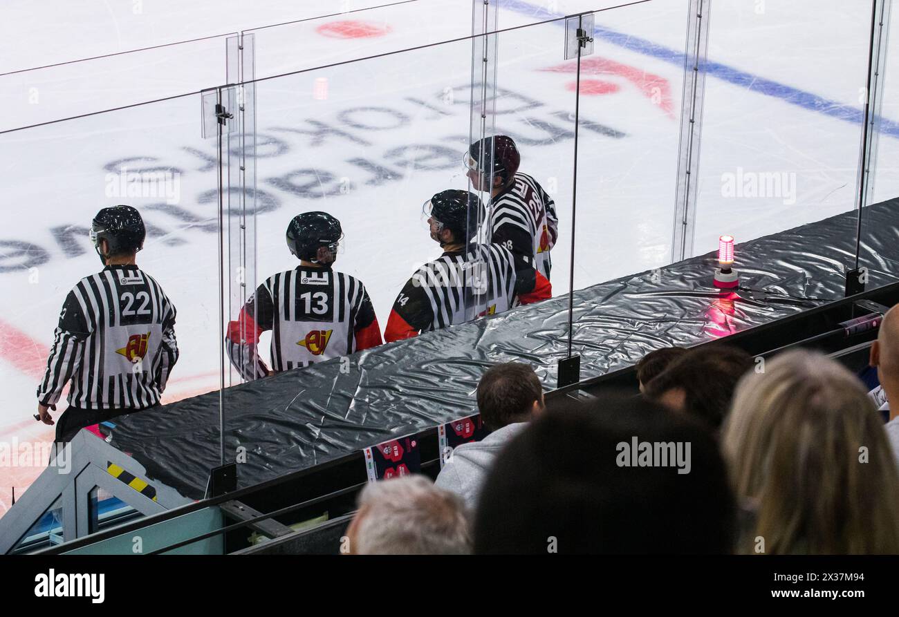 Während dem Power-Break warten die vier Schiedsrichter (v.l.n.r ...