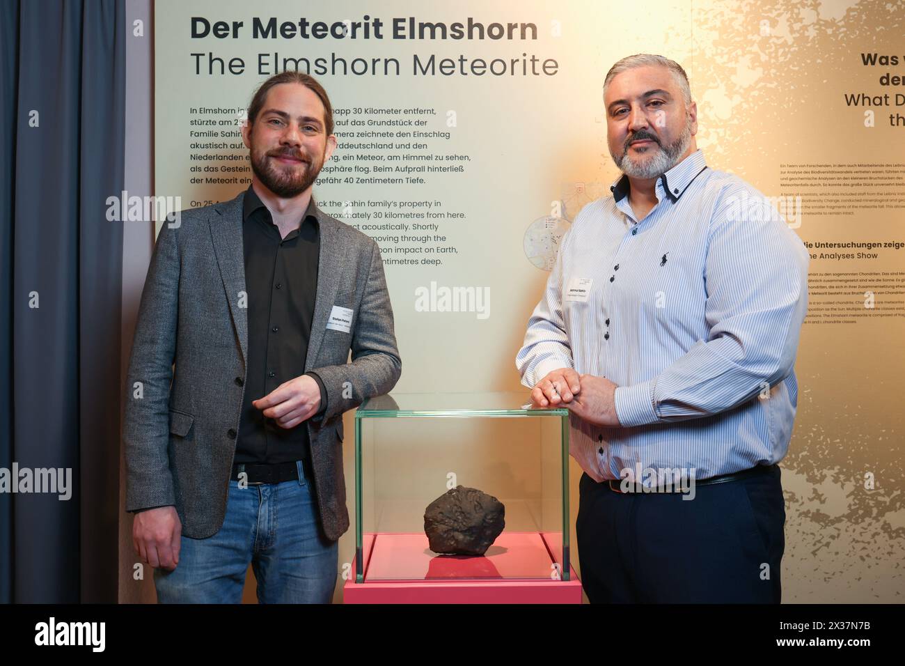 25 April 2024, Hamburg: Mahmut Sahin (l), finder of the meteorite, and ...