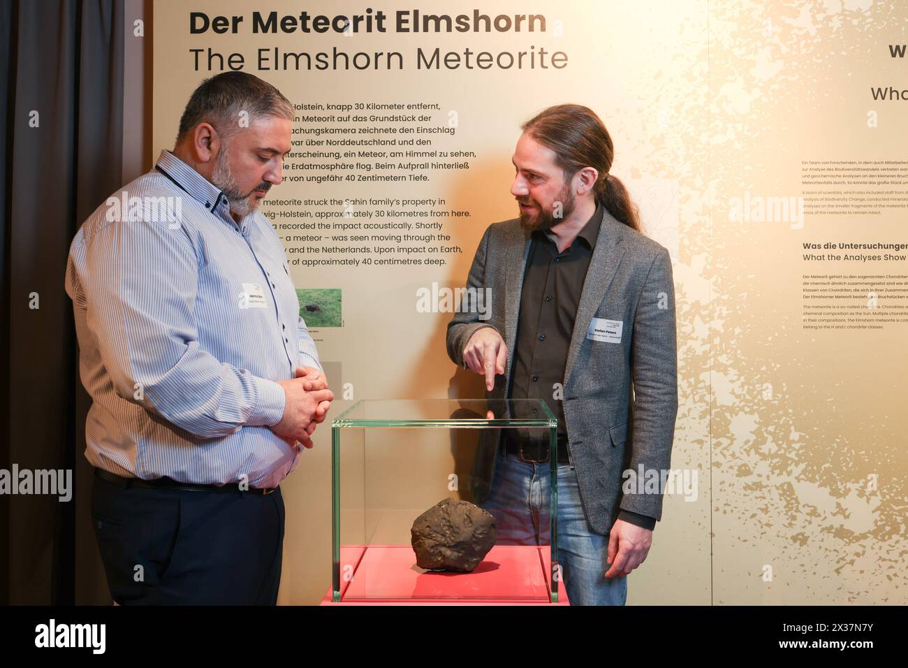 25 April 2024, Hamburg: Mahmut Sahin (l), finder of the meteorite, and ...