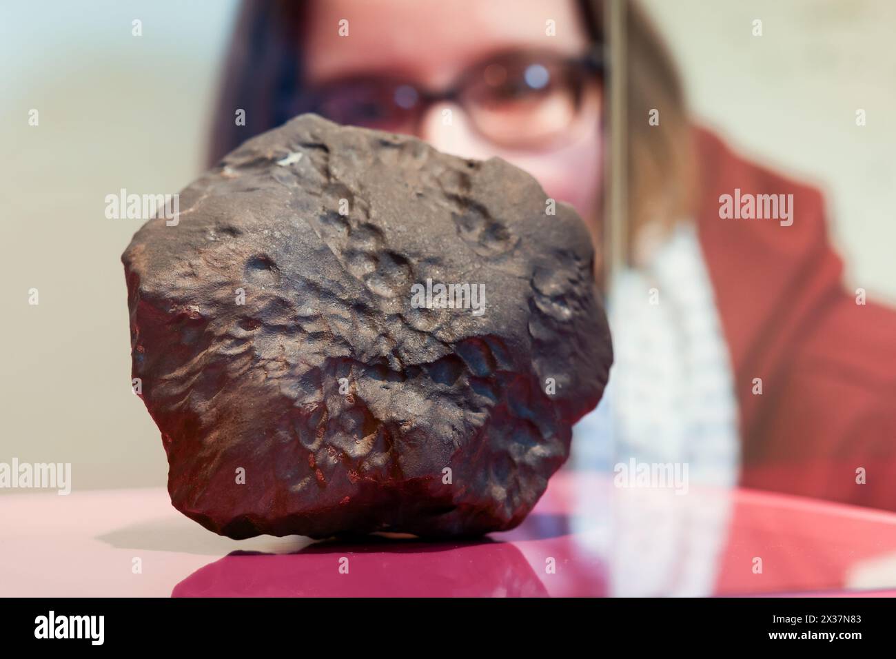 Hamburg, Germany. 25th Apr, 2024. A visitor looks at the textured ...