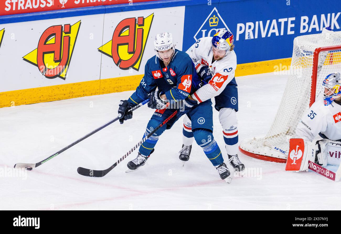 Zug Stürmer #9 Brian O'Neill deckt den Puck gegen den Münchener #93 ...
