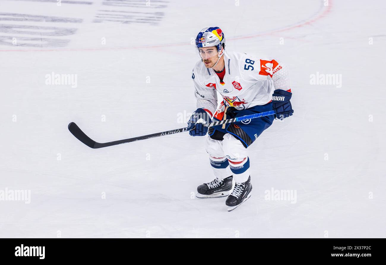 EHC Red Bull München Verteidiger #58 Ryan McKiernan während dem Spiel ...