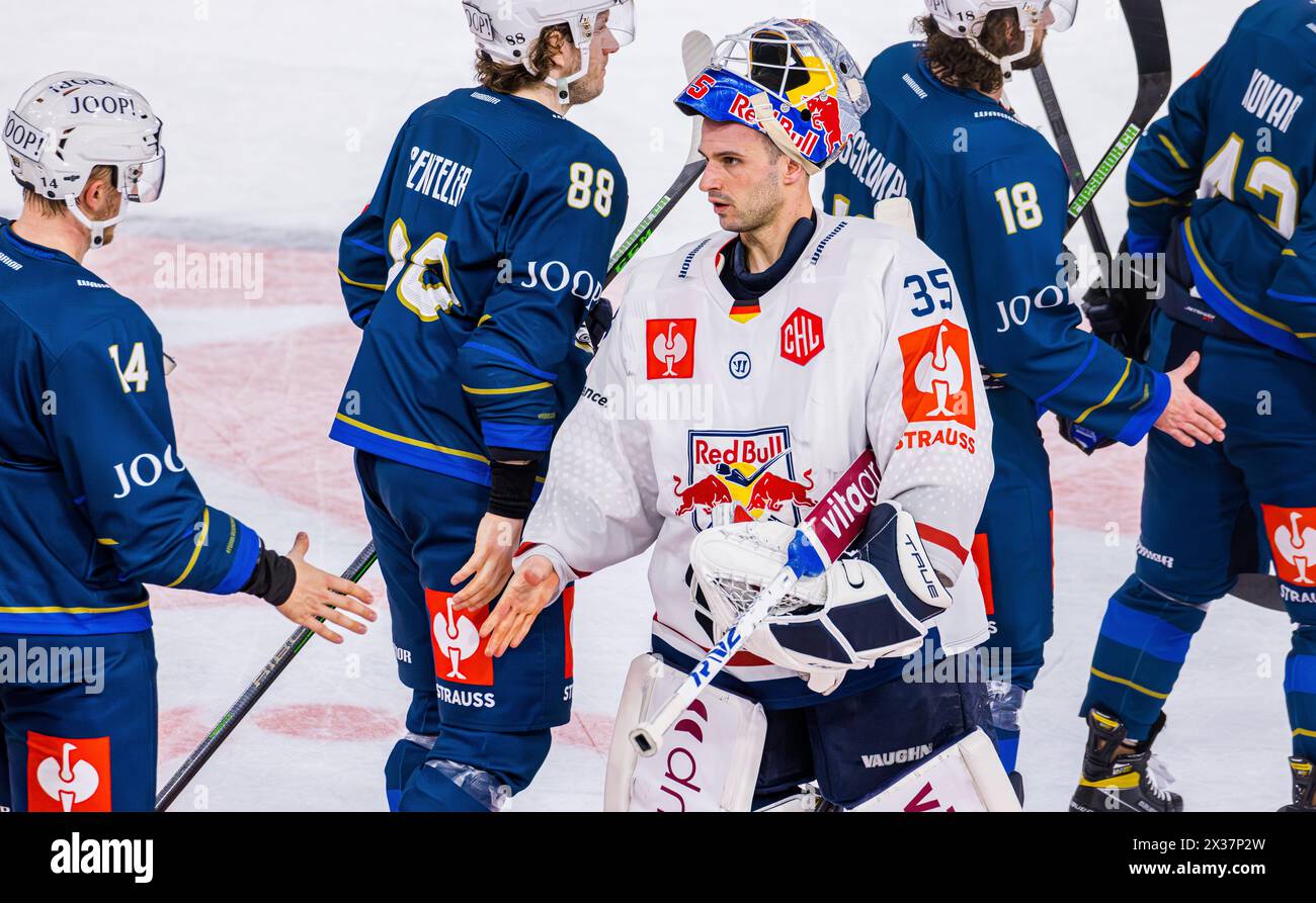 Handshake nach dem Spiel zwischen den Spielern des EV Zug und dem EHC ...