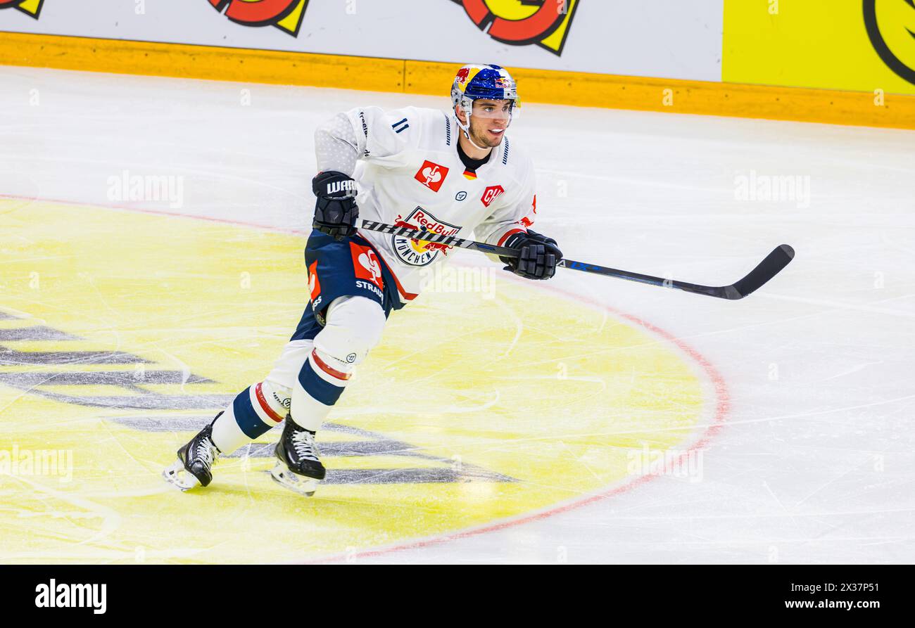 EHC Red Bull München Stürmer #11 Frederik Tiffels während dem Spiel der ...