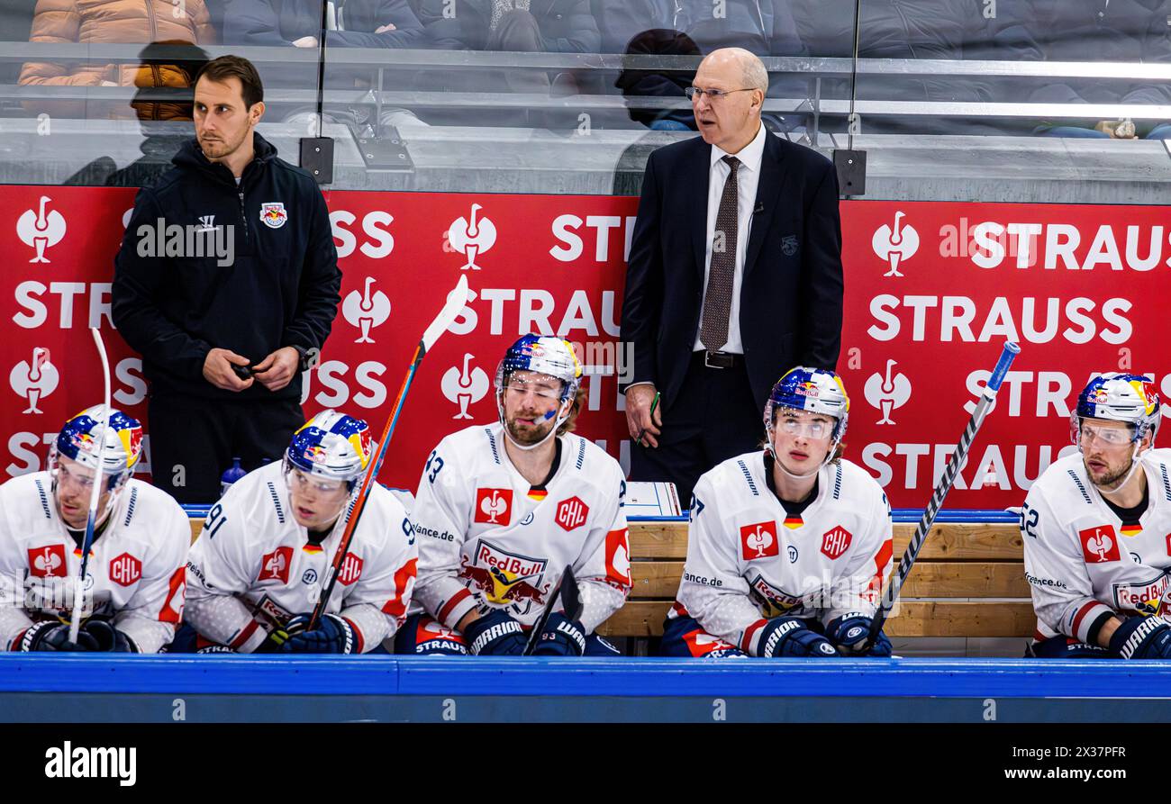 EHC Red Bull München Headcoach Don Jackson (rechts), während dem ...