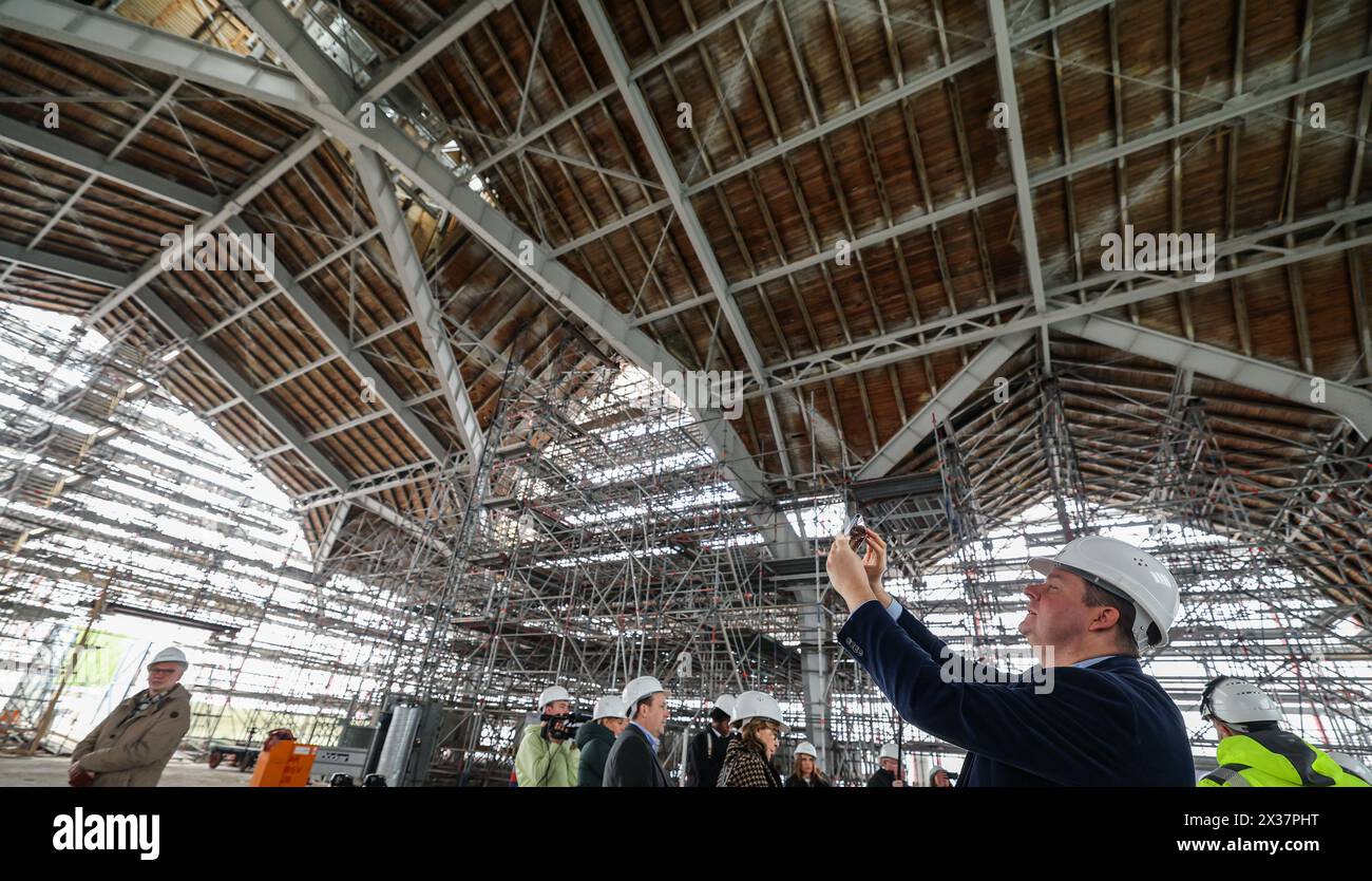 25 April 2024, Hamburg: Finance Senator Andreas Dressel photographs the ...