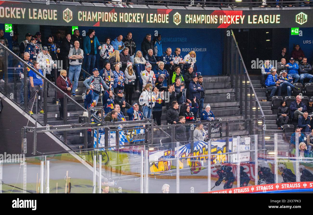 Die Fans des EHC Red Bull München sind zahlreichen in der Bossard Arena ...