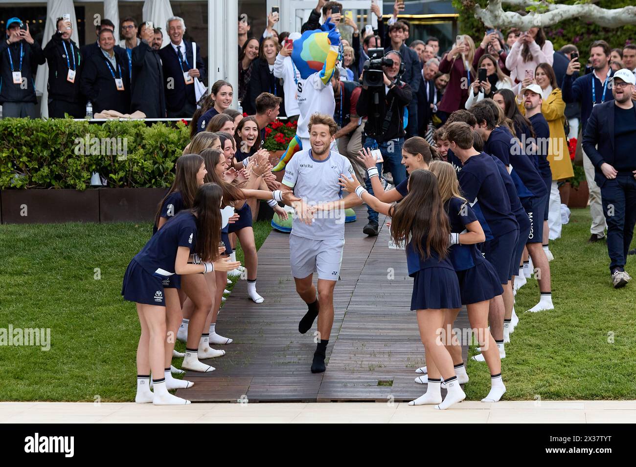 Barcelona, Spain. 21st Apr, 2024. Casper Ruud of Norway dives in the ...