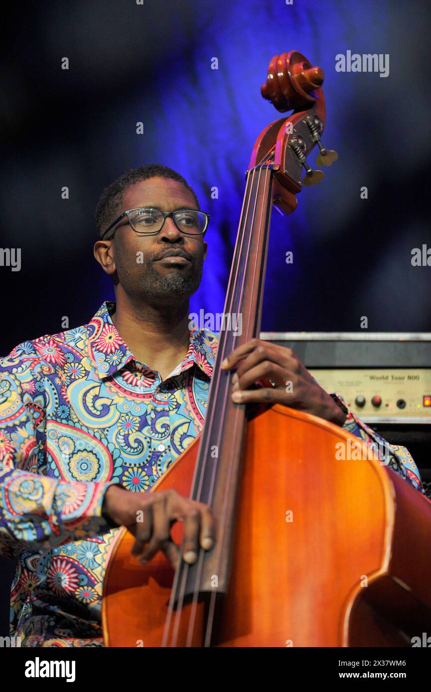 Der kubanische Jazz-Bassist Reinier Elizarde aka El Negron in der ...