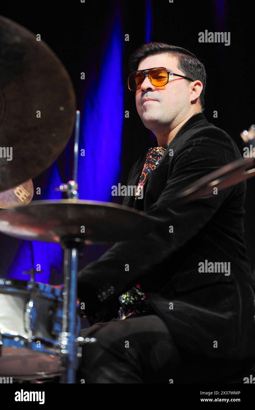 Der kubanische Jazz-Schlagzeuger Michael Olivera in der Essener ...