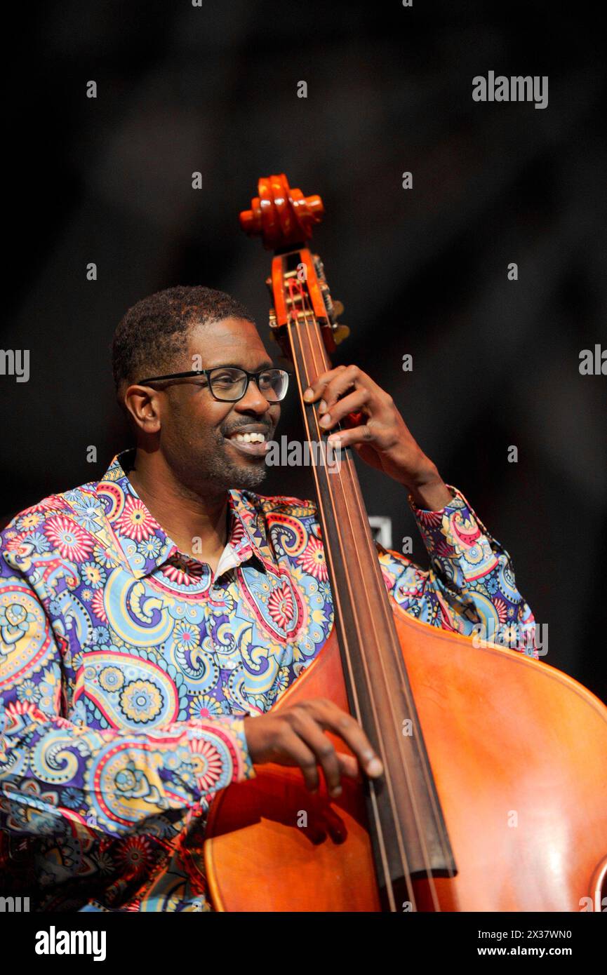 Der kubanische Jazz-Bassist Reinier Elizarde aka El Negron in der ...
