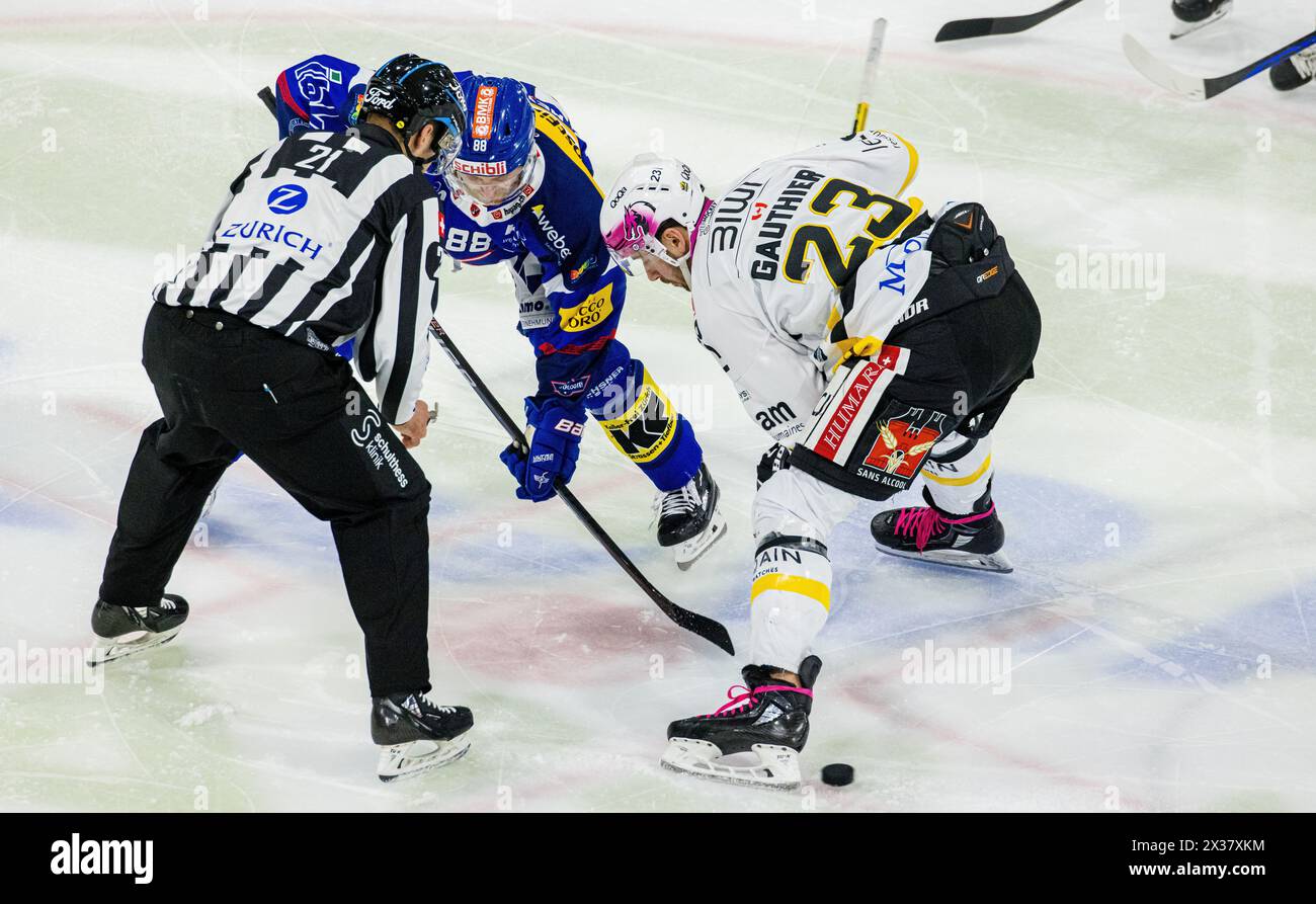 Linesmen #21 Michael Stalder wirft den Puck beim Anspiel in der Klotener Defensivzone zwischen ...