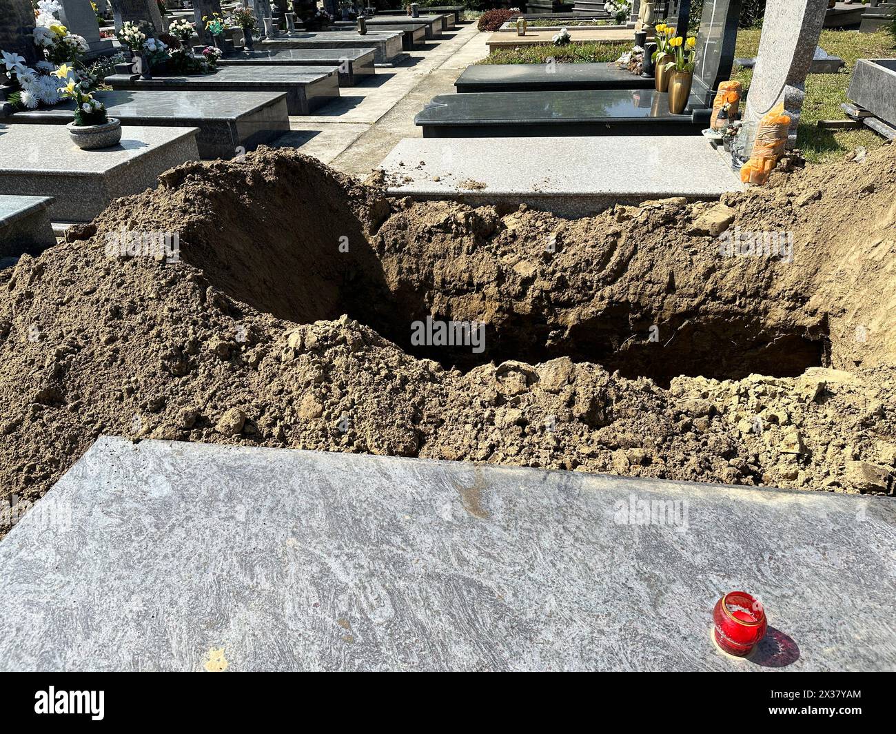 Newly dug out grave site in the public cemtery Stock Photo - Alamy