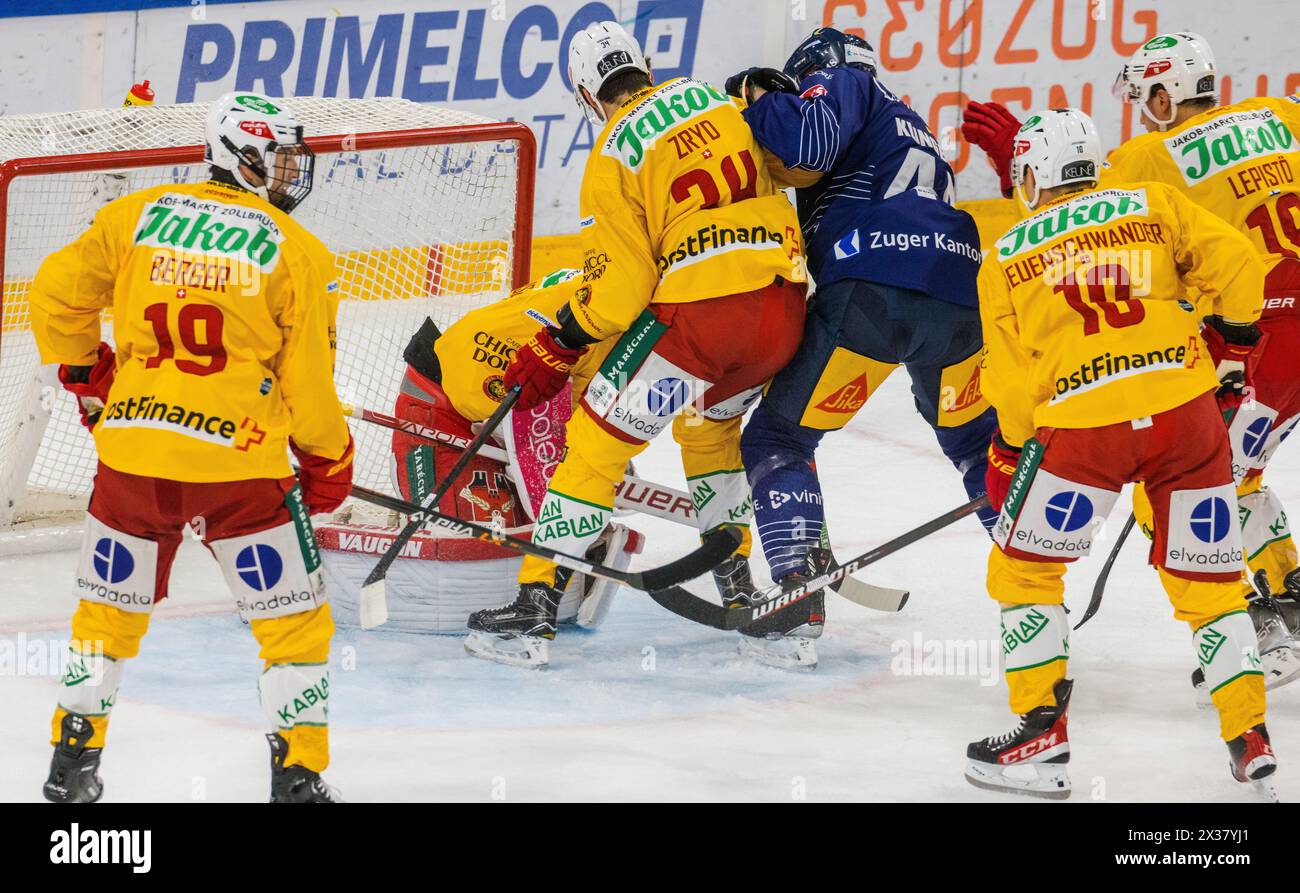 Zug Stürmer #48 Carl Klingberg versucht mit aller Kraft den Puck hinter ...