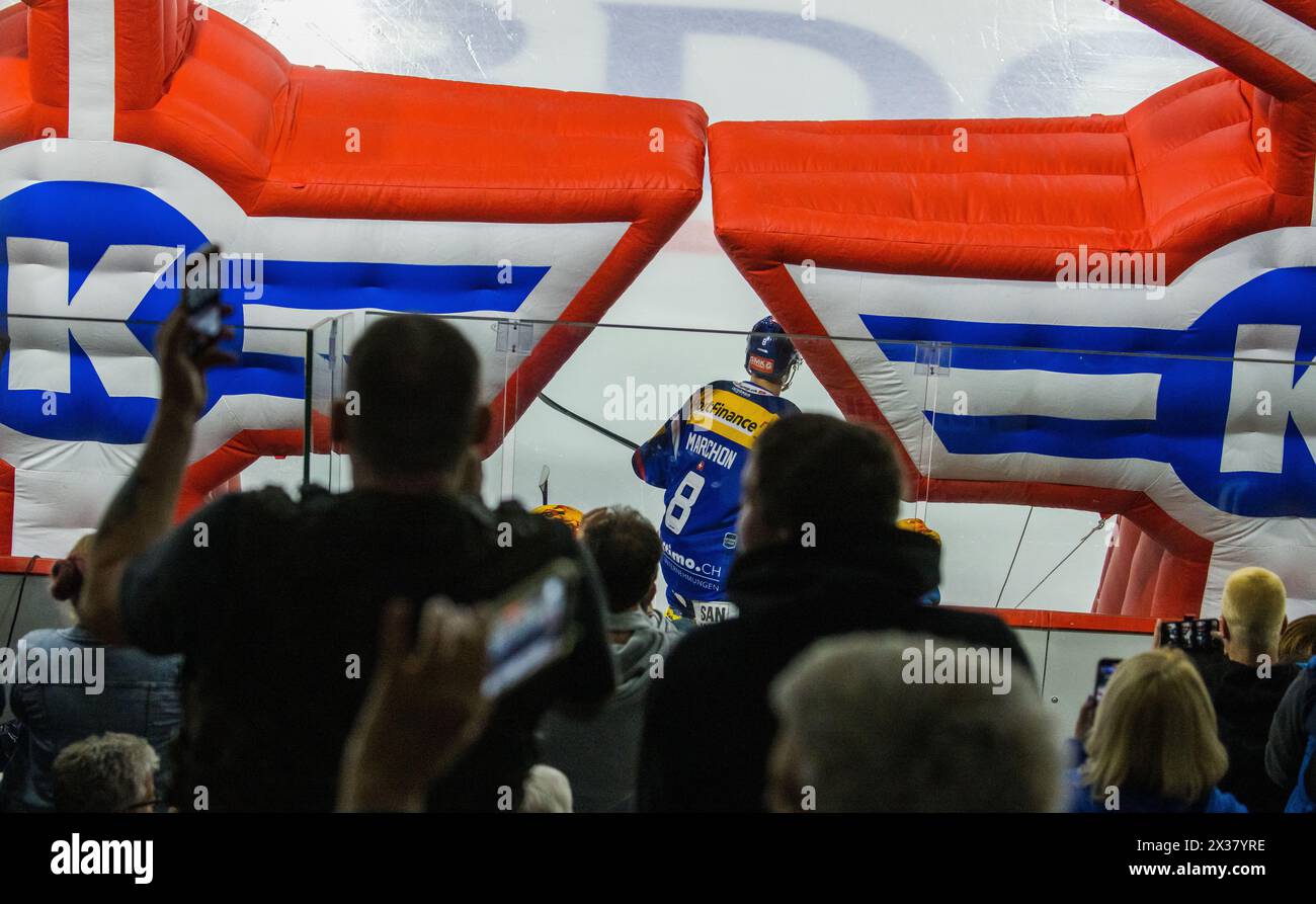 EHC Kloten Stürmer #8 Marc Marchon betritt das Klotener Eis. Nach mehr ...