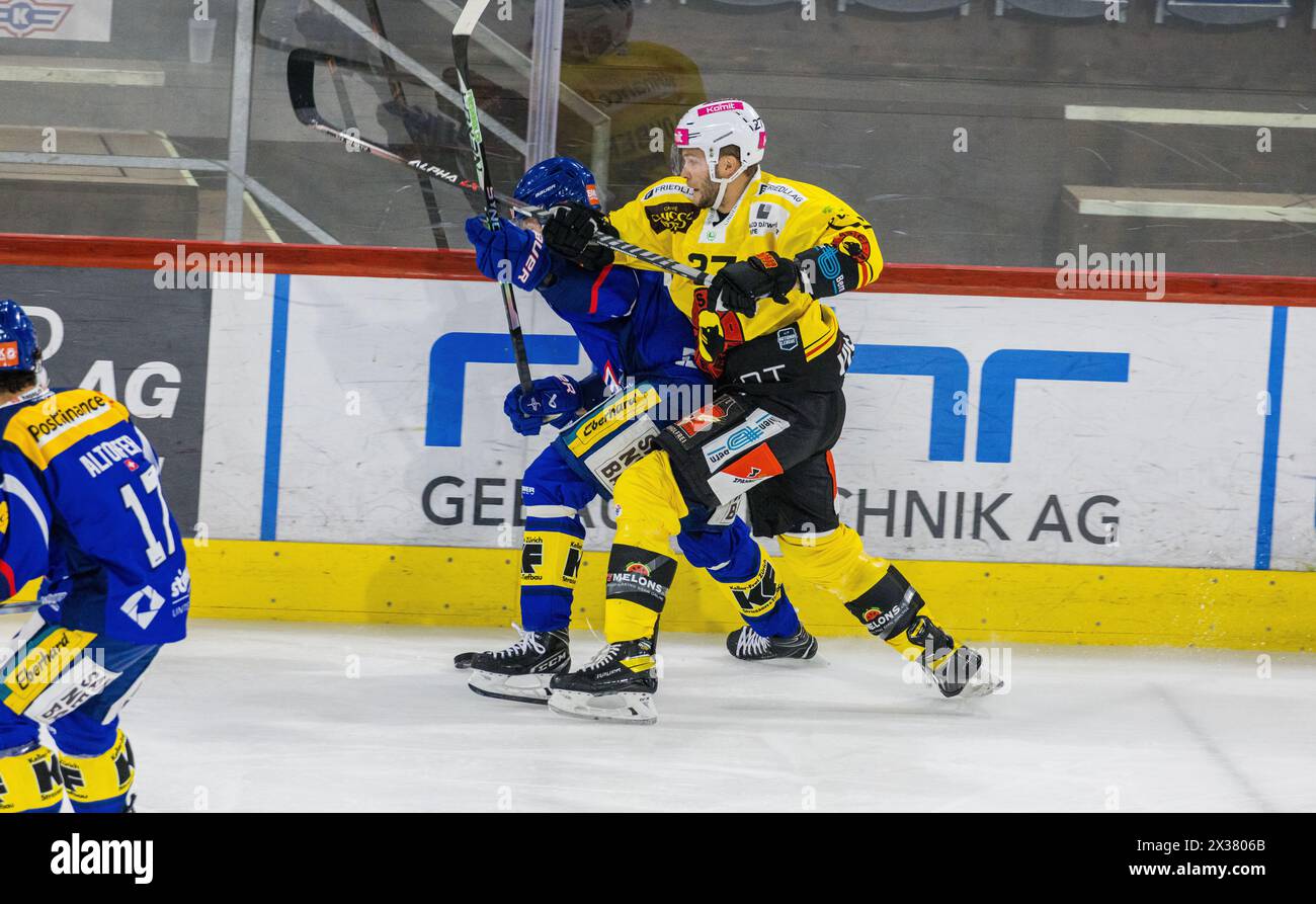 Zweikampf zwischen dem Berner #27 Cody Goloubef und dem Klotener #14 ...