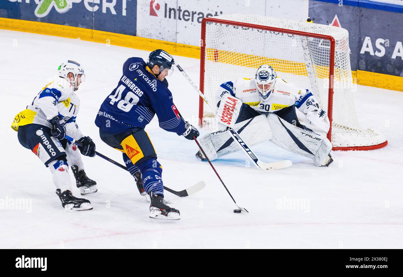 Zug Stürmer #48 Carl Klingberg mit dem Versuch Ambri Torhüter #30 Janne ...