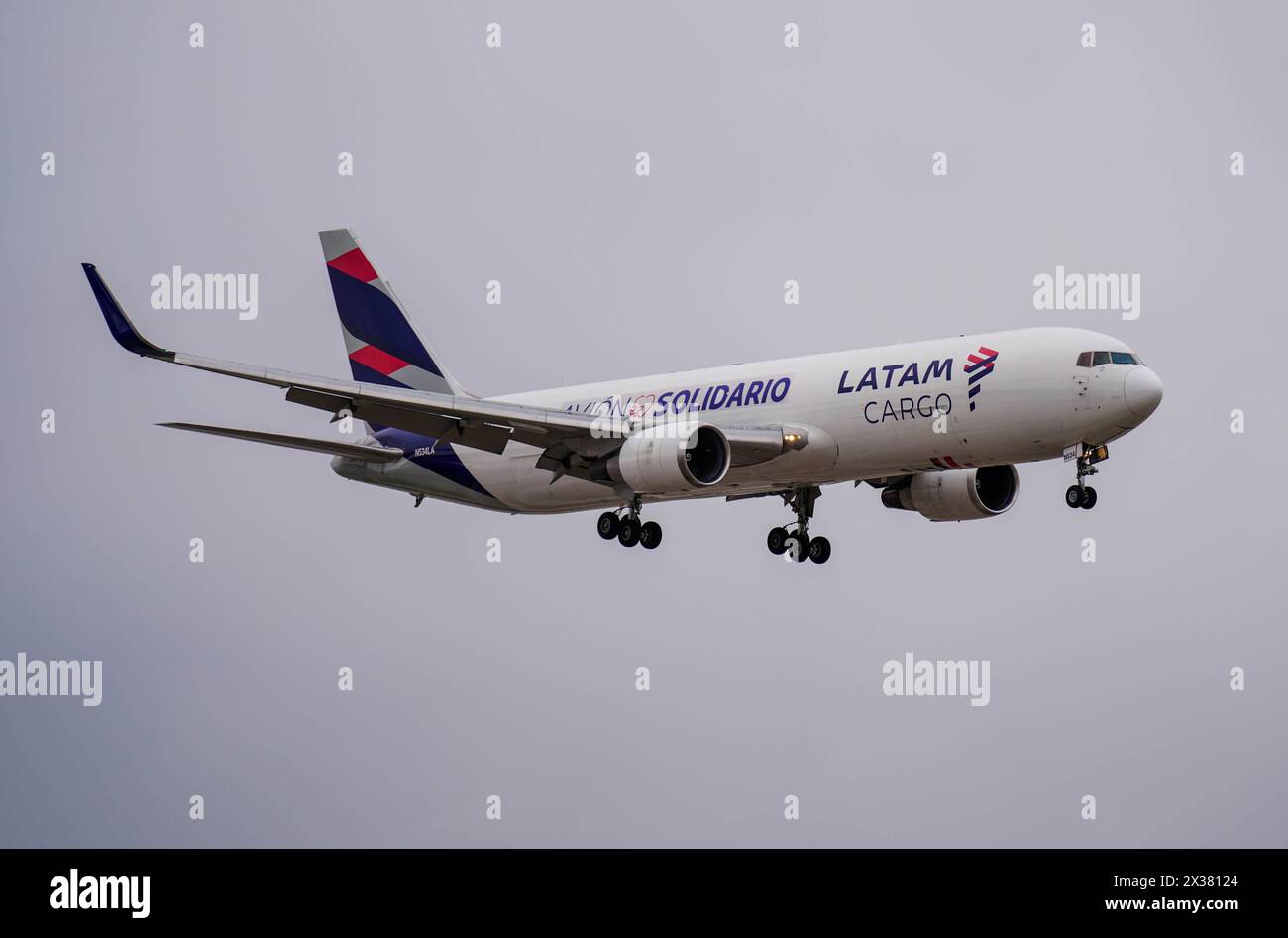 LATAM Cargo Boeing 767 cargo plane prepares for landing at Chicago O ...