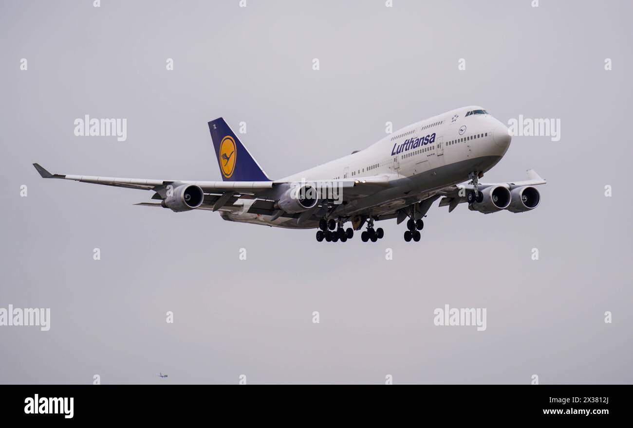 Boeing 747 landing gear hi-res stock photography and images - Alamy