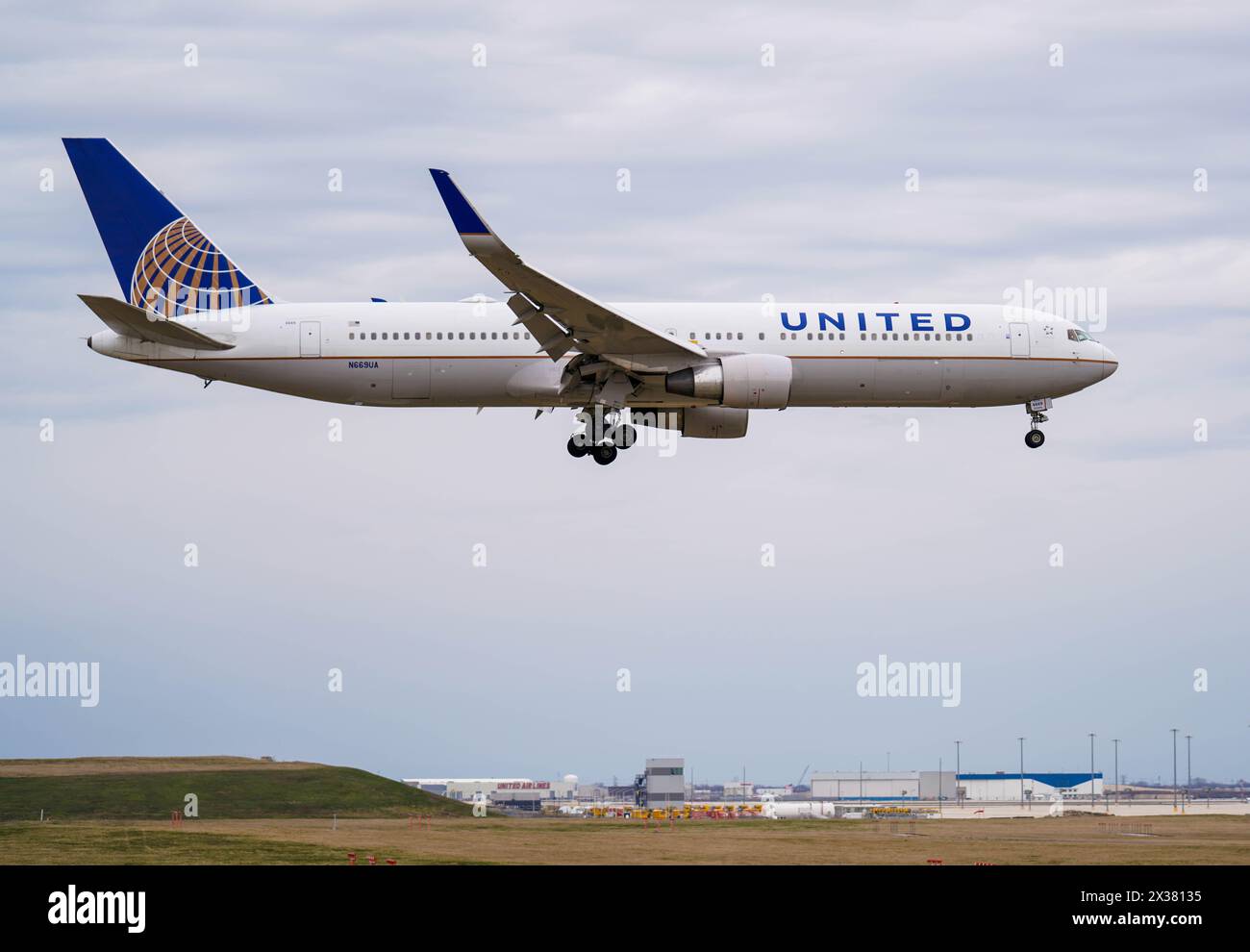 United Airlines Boeing 767 prepares for landing at Chicago O'Hare ...