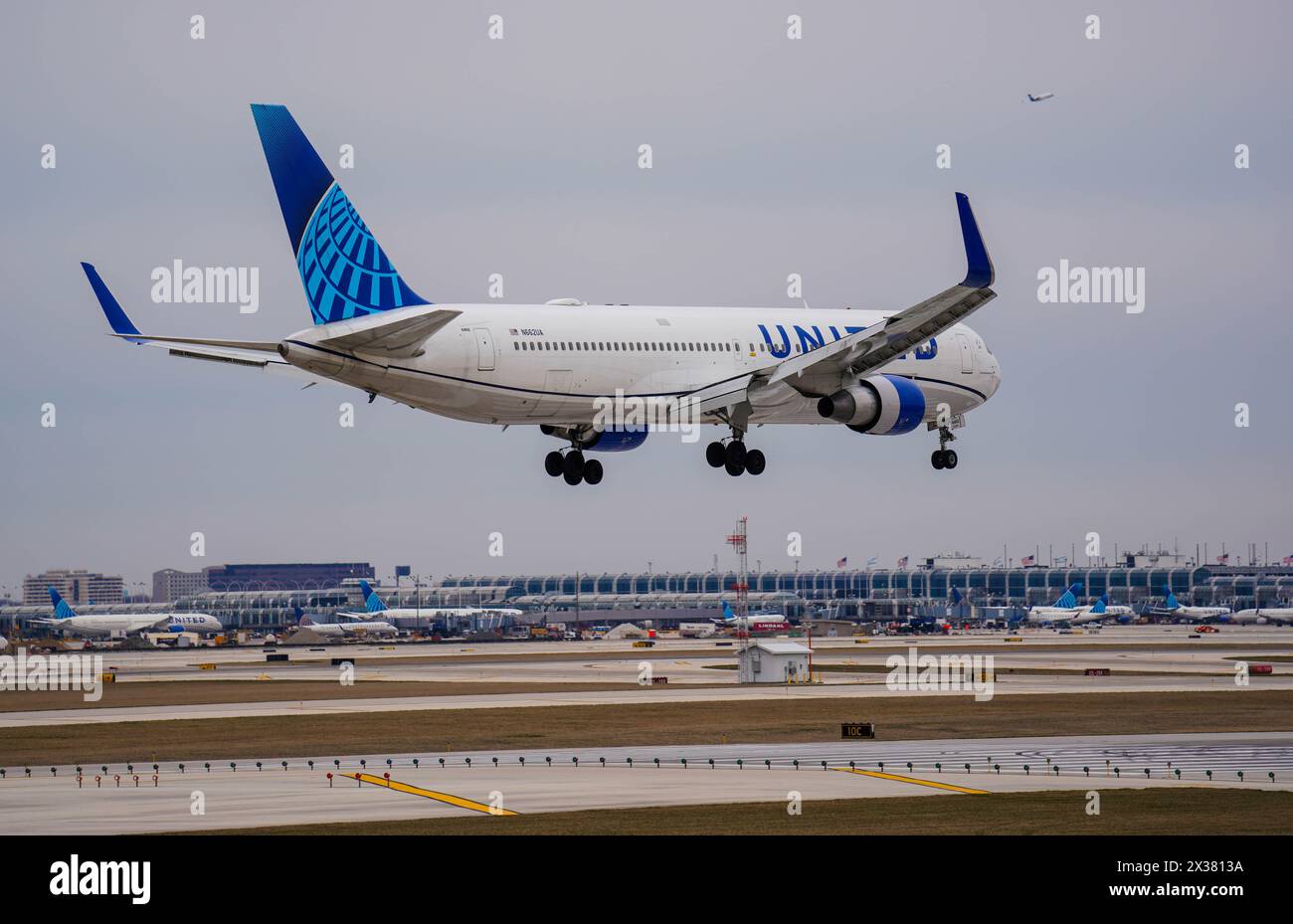 United Airlines Boeing 767 prepares for landing at Chicago O'Hare ...