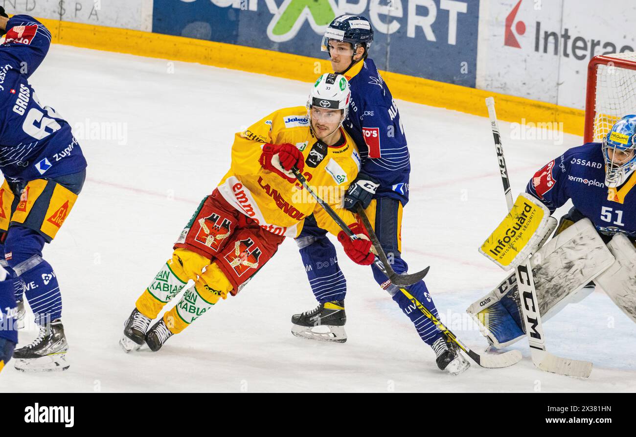 Zweikampf zwischen dem Zuger #28 Dario Allenspach und dem Langnauer #33 ...