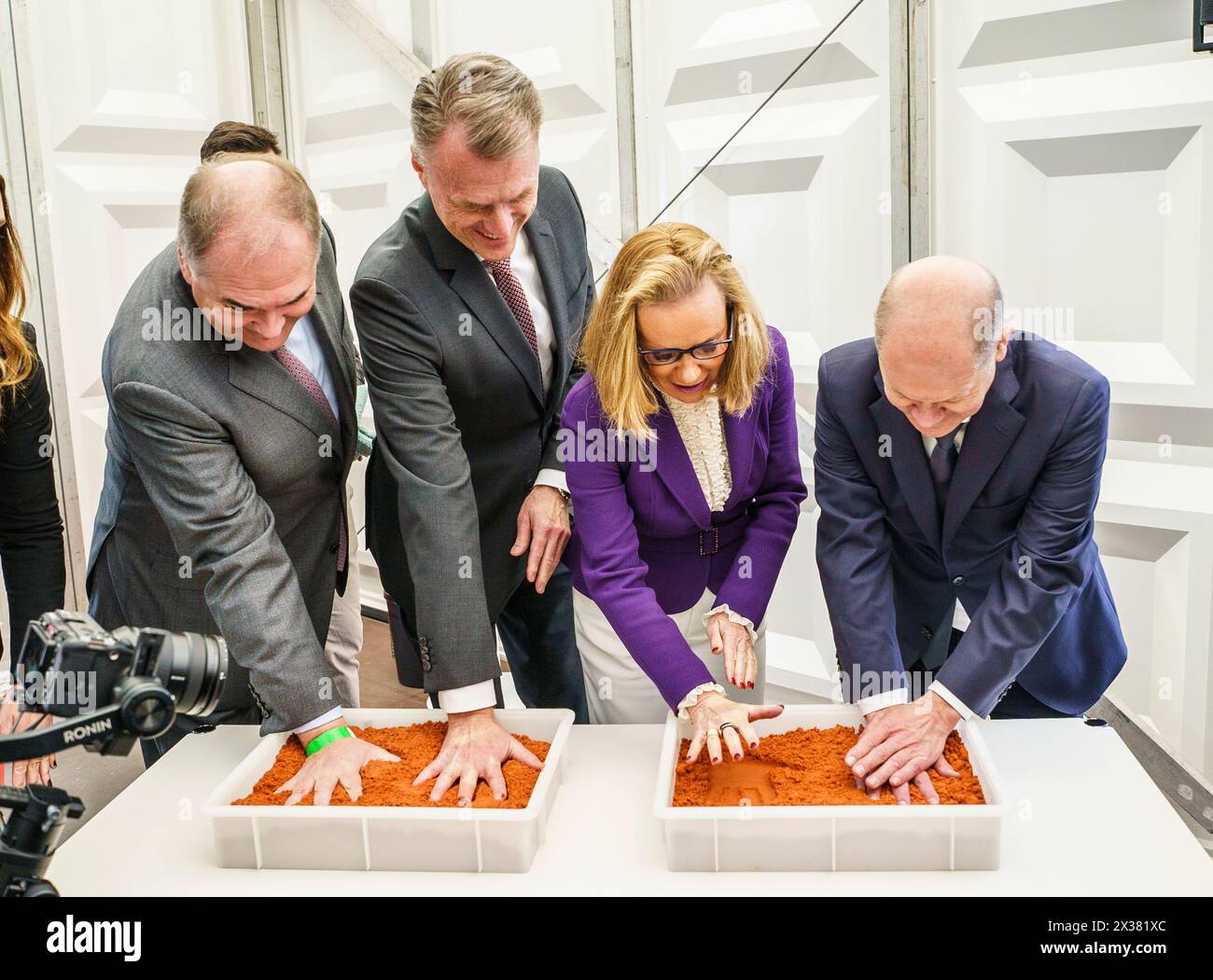 25 April 2024, Hesse, Darmstadt: Johannes Baillou (l-r), Chairman of ...