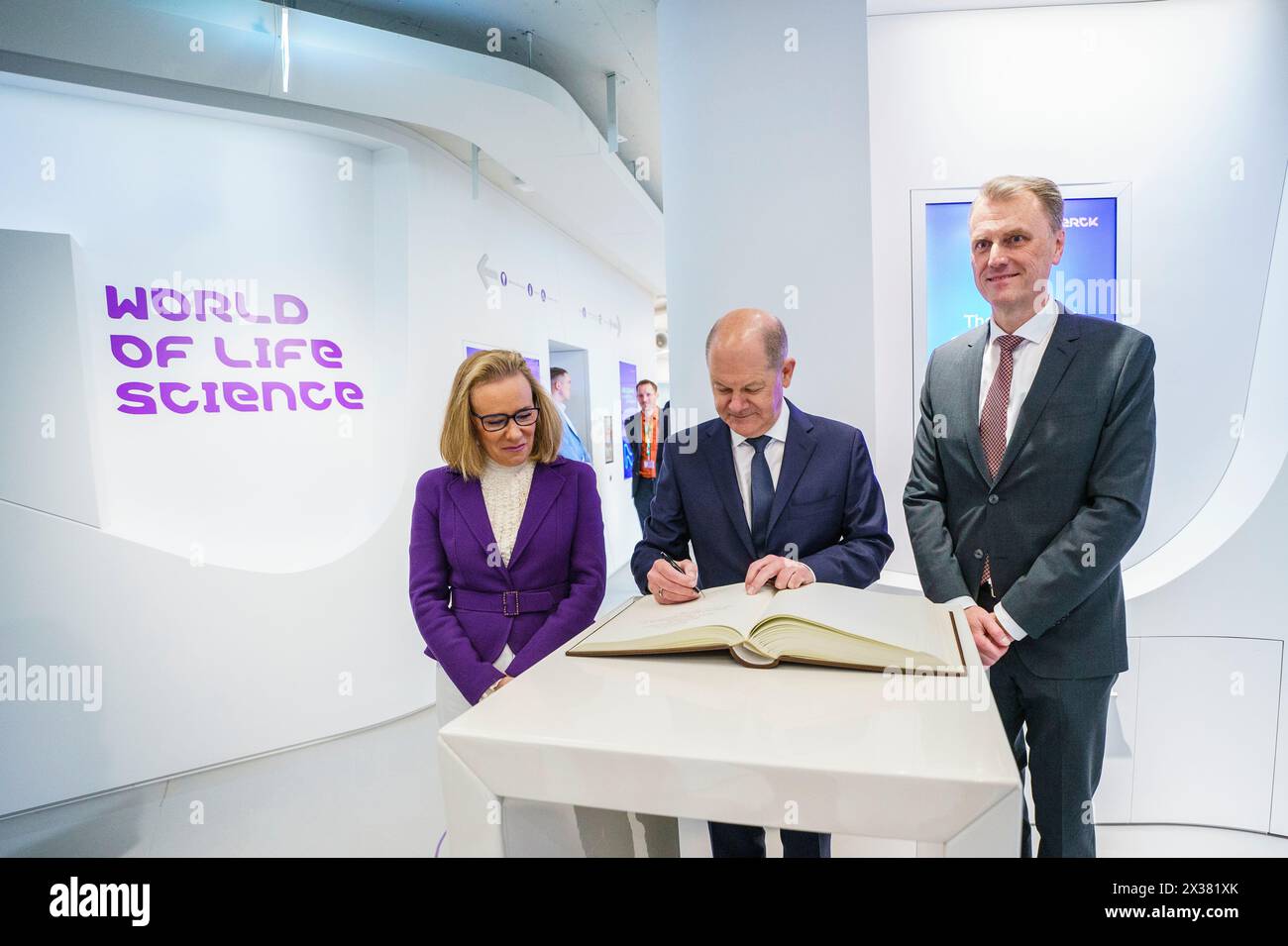 25 April 2024, Hesse, Darmstadt: Belén Garijo López (l-r), Chairwoman ...