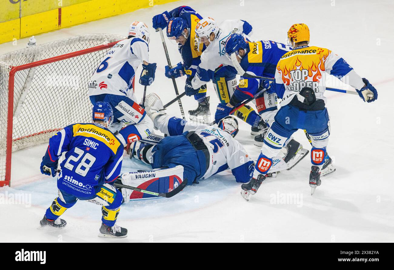 Heisse Szene vor dem Tor von ZSC Lions Torhüter #35 Ludovic Waeber. Der ...