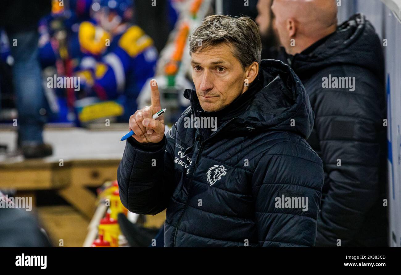 Lausanne HC Assistenztrainer Alex Reinhard macht einem Spieler seiner ...