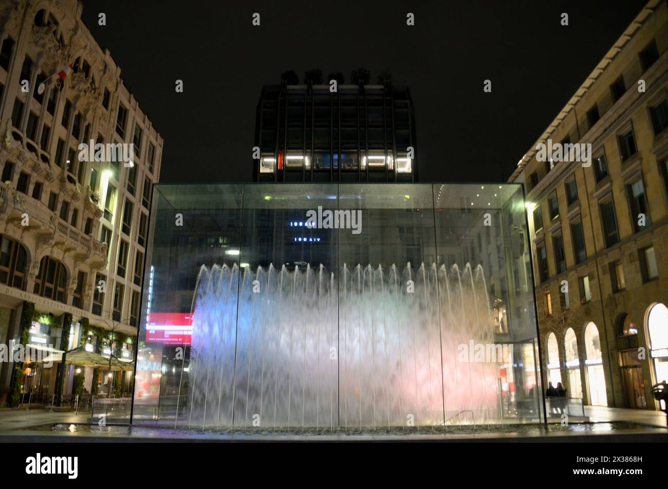 Apple store milan hi-res stock photography and images - Alamy