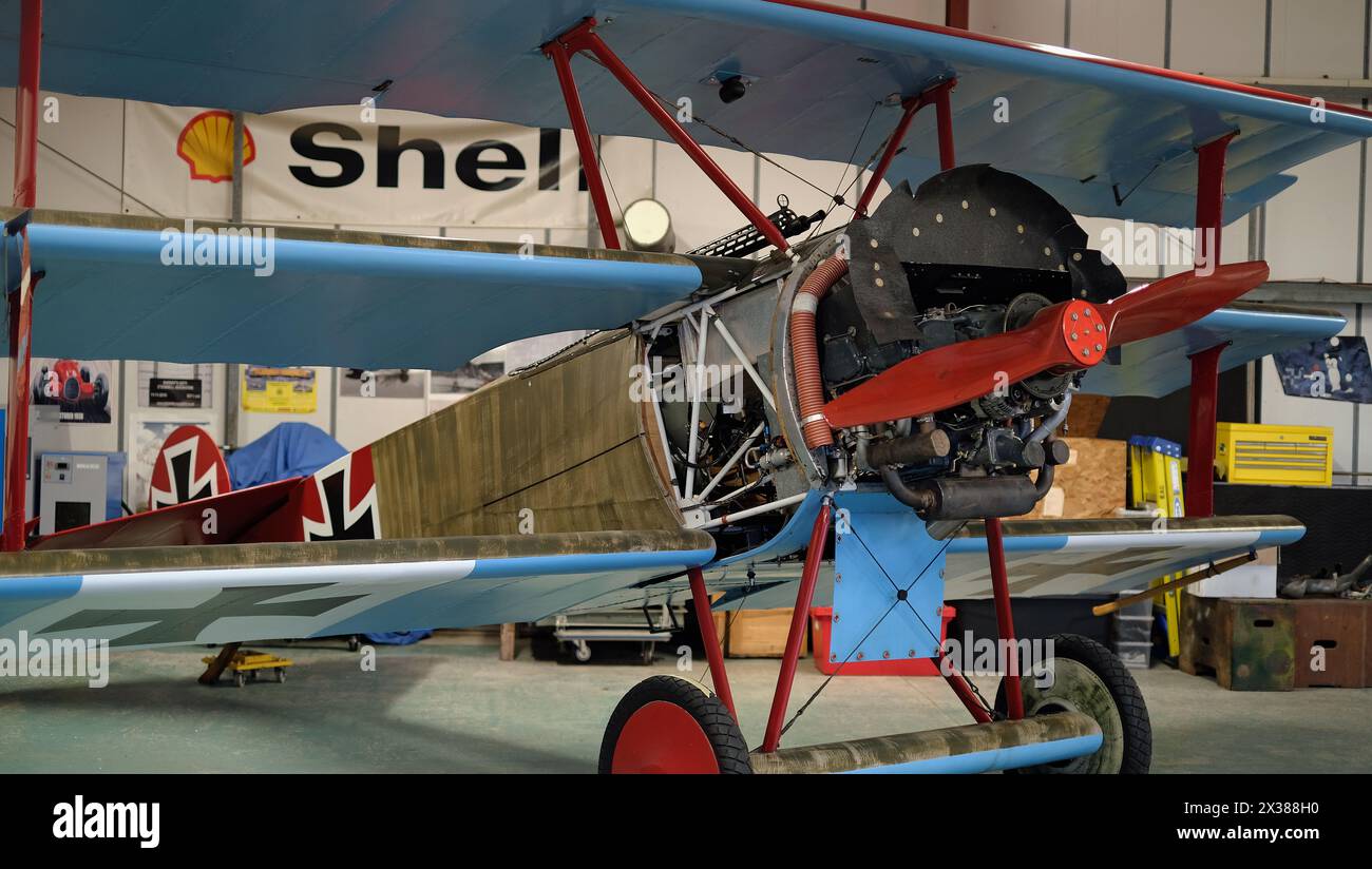 Work on vintage aircraft in aero club service hanger Stock Photo - Alamy