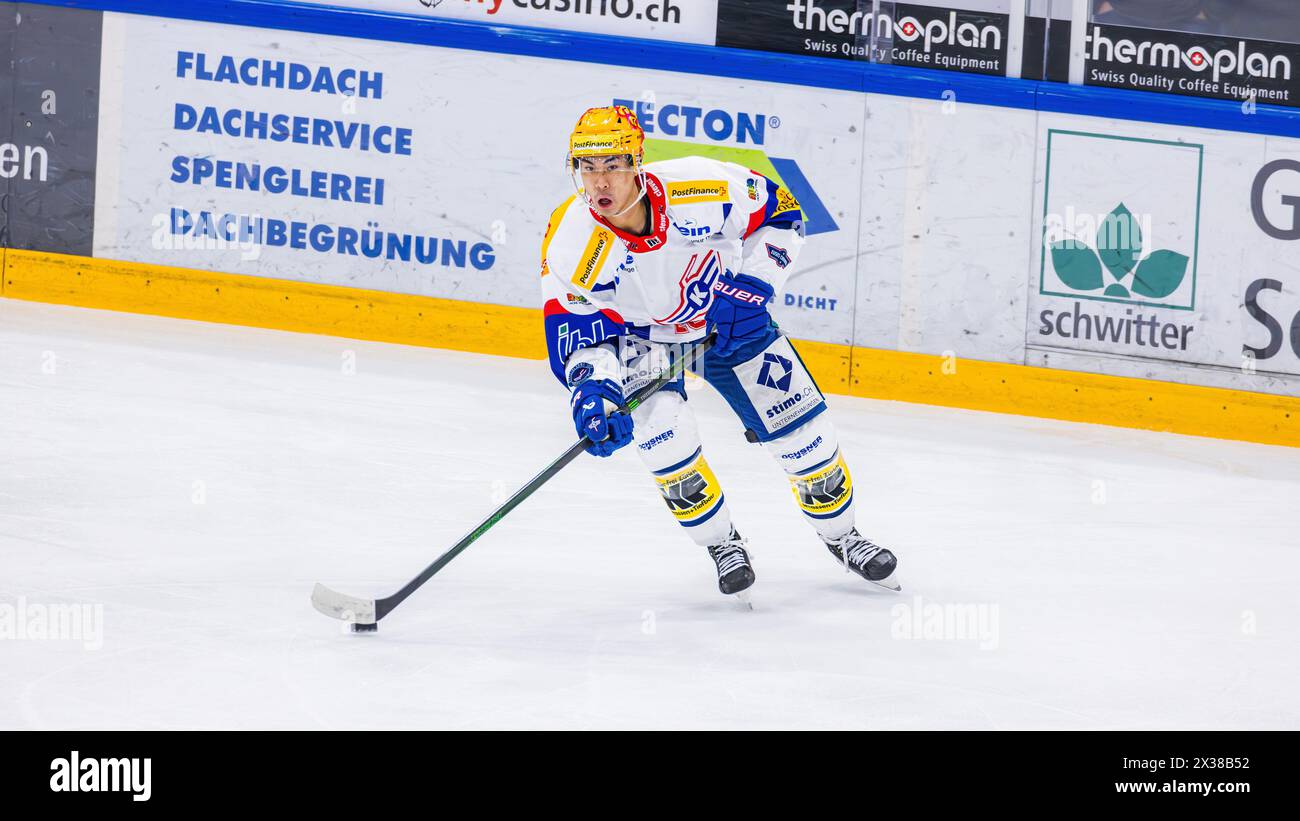 EHC Kloten Topskorer und Stürmer Jonathan Ang ist, während dem Spiel ...