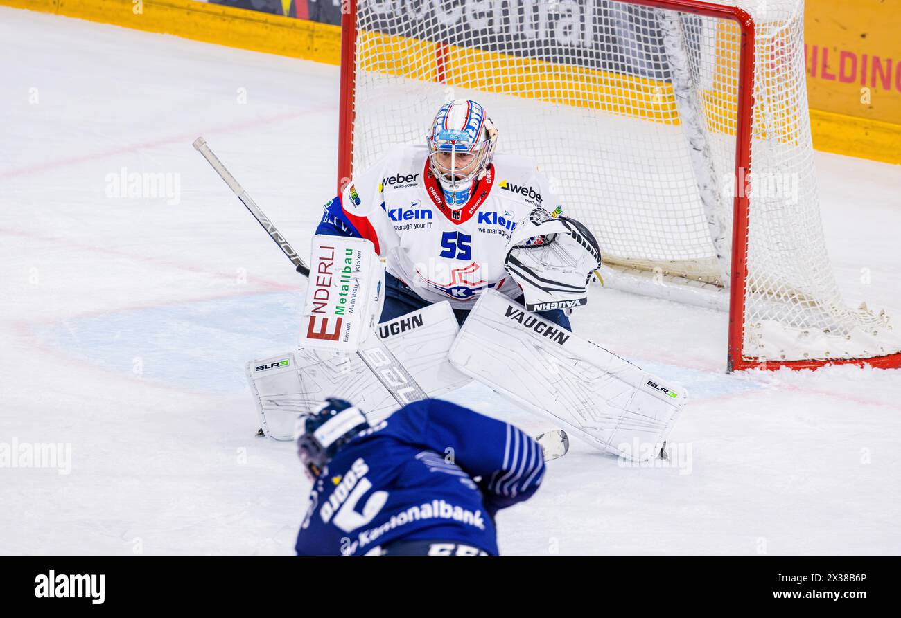 Der Zuger Verteidiger #5 Christan Djoos schiesst den Puck auf Kloten ...