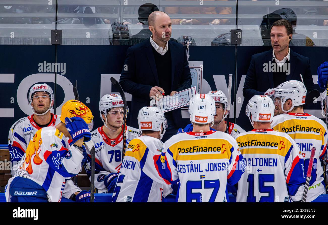 EHC Kloten Assistenztrainer Kimmo Rintanen erklärt seinen Spielern die ...