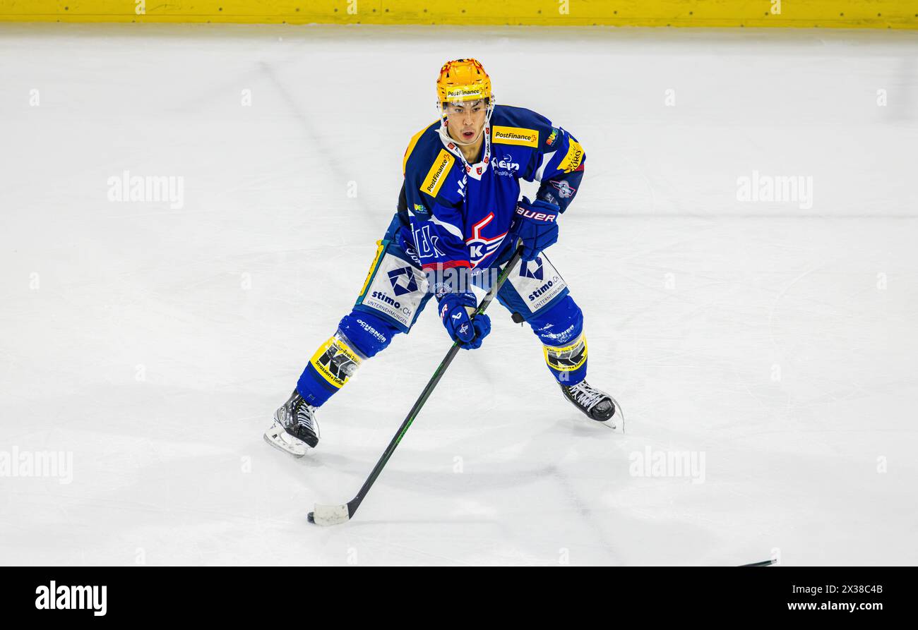 EHC Kloten Stürmer und Topskorer Jonathan Ang ist, während dem Spiel ...